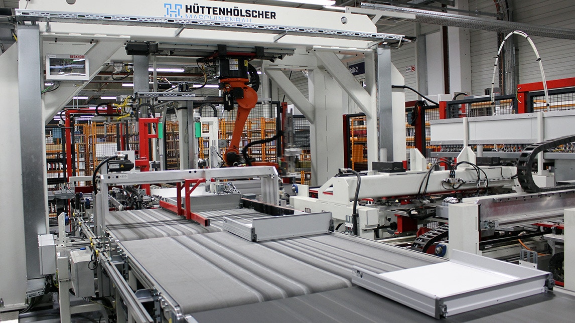 LIGNA Produkt 2025: Autom. Schubkasten-Montagetechnik (Hüttenhölscher Maschinenbau)